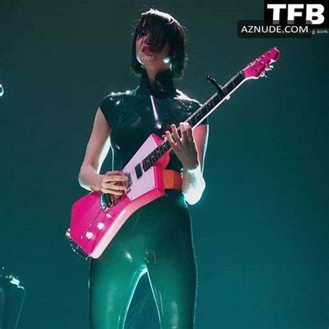 Annie Clark St Vincent Sexy Aznude