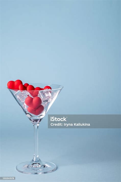 빨간 하트 모양의 설탕 사탕과 얼음 유리 파란색 배경 위에 발렌타인 데이 기념일 또는 결혼 축하 개념입니다 공간을 복사합니다 개념에 대한 스톡 사진 및 기타 이미지 Istock