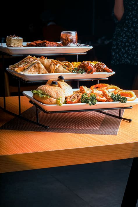 Une Table En Bois Surmontée De Trois Plateaux De Nourriture Photo