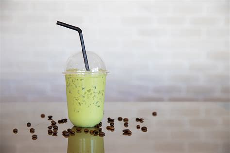 테이크 아웃 컵에 아이스 말차 녹차 신선한 녹차와 녹차 스무디 한 잔 우유와 홈메이드 아이스 말차 라떼 차 0명에 대한 스톡 사진 및 기타 이미지 Istock