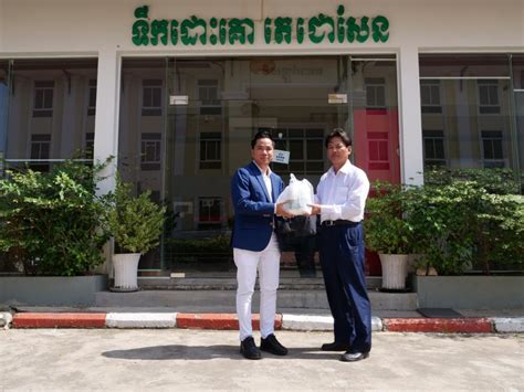 ឧកញ៉ា សំ សុខនឿន ឧបត្ថម្ភថវិកា ៥ពាន់ដុល្លារ ជូនរាជបណ្ឌិត្យសភាកម្ពុជា បោះពុម្ភសៀវភៅ