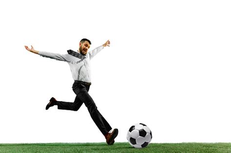 흰색 배경에 고립 된 축구를 재생 하는 젊은 사업가의 전체 길이 샷 경영자에 대한 스톡 사진 및 기타 이미지 경영자 경기