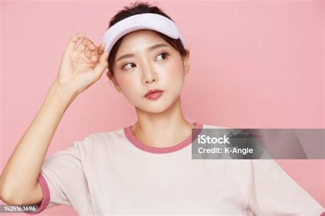 핑크 배경에 스포티 한 패션의 젊은 아시아 여성의 초상화 여자에 대한 스톡 사진 및 기타 이미지 여자 메이크업 화장품