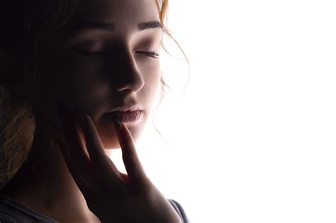 아름다운 소녀의 초상화 흰색 고립 된 배경에 여자 얼굴 아름다움과 패션의 개념 머리에 대한 스톡 사진 및 기타 이미지 머리