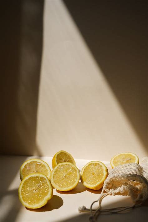 감귤류 건강 건강한 식생활 고요한 과일 과즙이 많은 구성 그림자 깨끗한 날 것 노란색 단순한 따뜻한 러스틱 레몬 매일 미니멀리스트 밝은