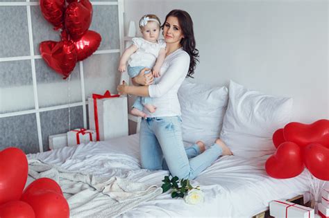 행복한 사랑의 가족 어머니와 아이 소녀 재생 키스와 포옹 25 29세에 대한 스톡 사진 및 기타 이미지 25 29세 2명 가정 생활 Istock