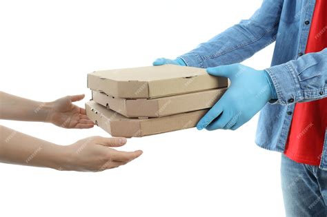 배달 남자는 흰색 배경에 고립 된 피자를 제공 프리미엄 사진