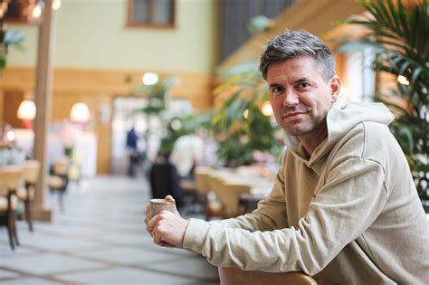 Simon Keizer Neemt ‘ruimte Voor Identiteitszoektocht En Theatershow Nieuw Volendam