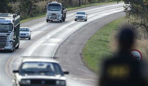 Multa por ultrapassar em faixa contínua veja valor pontuação na CNH e
