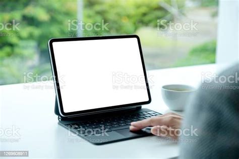 사무실에서 컴퓨터 Pc로 빈 흰색 데스크톱 화면태블릿 터치 패드에 만지는 여성 공란에 대한 스톡 사진 및 기타 이미지 공란