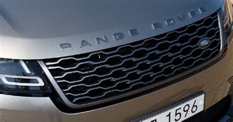 포토 섬세하게 제작된 랜드로버 레인지로버 벨라 R 다이내믹스의 프론트 그릴