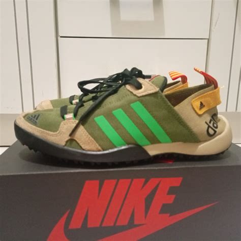 Sepatu Adidas daroga, Fesyen Wanita, Sepatu di Carousell
