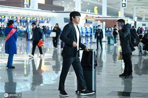 成都蓉城前往海口开启冬训 韦世豪等人亮相机场图