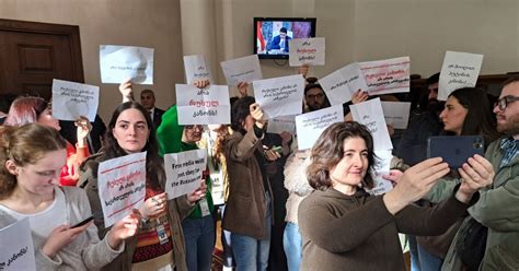 არა რუსულ კანონს ჟურნალისტები პარლამენტში ხალხის ძალის კანონპროექტს აპროტესტებენ