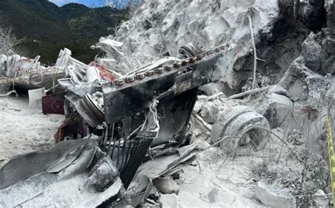 Dos muertos en volcadura de tráiler cargado de cemento en cumbres de Maltrata Formato Siete