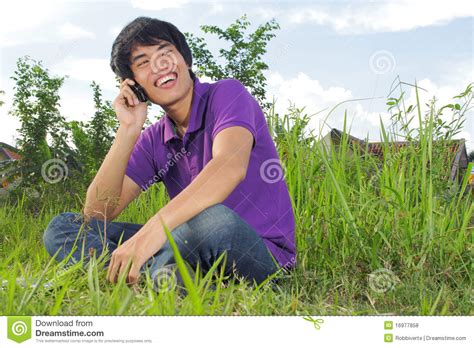 Hombre Que Usa El Teléfono Móvil Al Aire Libre Foto De Archivo Imagen