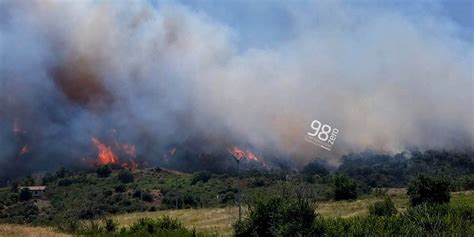 Patti Contrada Ronzino Avvolta Dal Fuoco Che Minaccia Aziende E