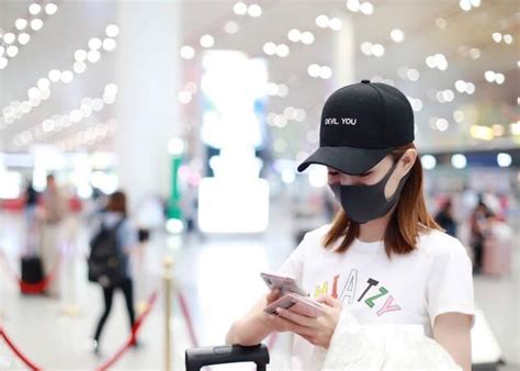 徐璐現身機場，網友：原來她真人這麼瘦啊！ 每日頭條