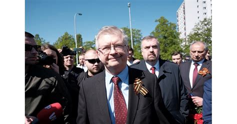 Инсталация с украински флагове попречи на руския посланик в Полша да