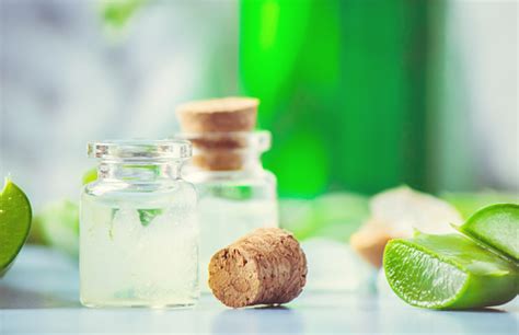 작은 병에 조각 테이블에 알로에 베라 추출 물 선택적 초점입니다 알로에베라에 대한 스톡 사진 및 기타 이미지 알로에베라 활력 가꿔주기 Istock