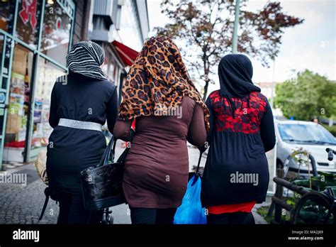 Turkish woman shopping Stock Photo - Alamy