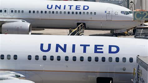 United Airlines Boeing 737 800 Plane Lands In Medford Oregon With