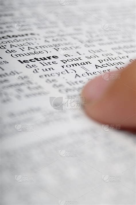 孩子用手指在字典上阅读