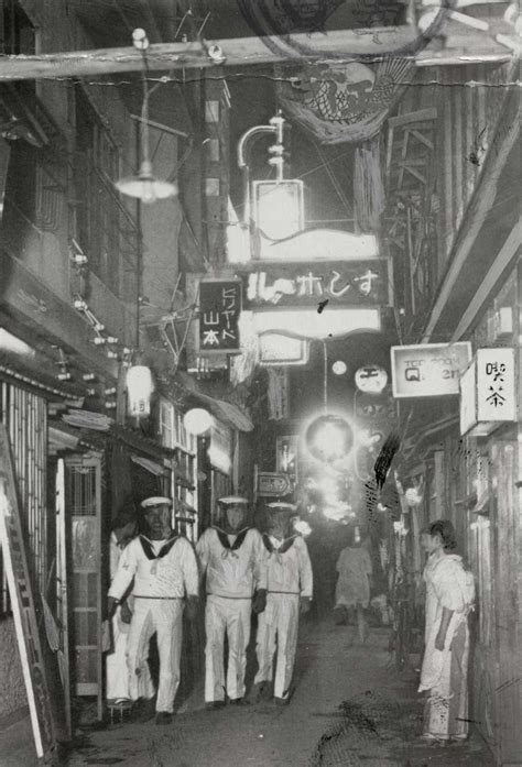 路地に飲食店が建ち並ぶ呉市の歓楽街を歩く海軍の水兵＝1927昭和2年（3762）－「この世界の片隅に」舞台を巡る：朝日新聞デジタル