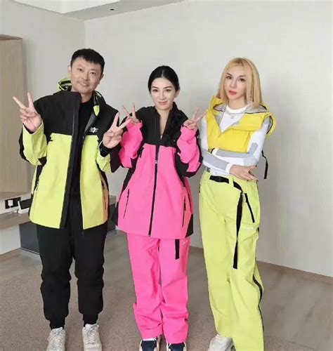黄奕晒与李冰冰滑雪合照 穿滑雪服面色红润好气色 搜狐大视野 搜狐新闻