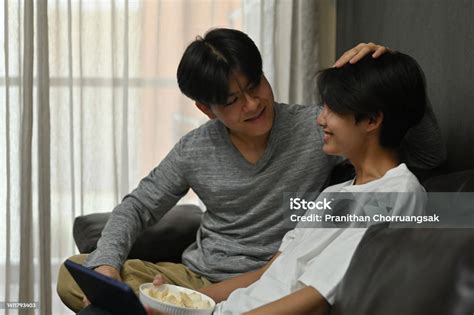 행복한 아시아 게이 커플은 부드러운 순간을 보내고 집 Lgbt 및 사랑 개념에서 함께 하루를 보냅니다 18 19세에 대한 스톡