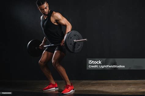 블랙에 바 벨을 드는 근육 질의 젊은 아프리카계 미국인 운동가의 전체 길이 보기 바벨에 대한 스톡 사진 및 기타 이미지 바벨 역도 체육관 Istock