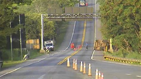 Caminhão Tanque Carregado Com Combustível Tomba E Br 262 Em Luz é
