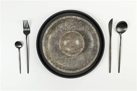 흰색 배경에 갈색 대리석 접시와 그릇 검은 접시와 칼 붙이의 평면도 음식 프리젠 테이션 돌 쟁반 테이블 설정 복사 공간 0명에