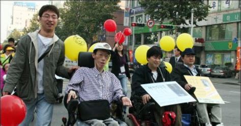 장애인 수당 두배 올리고 전 지하철역에 엘리베이터 설치