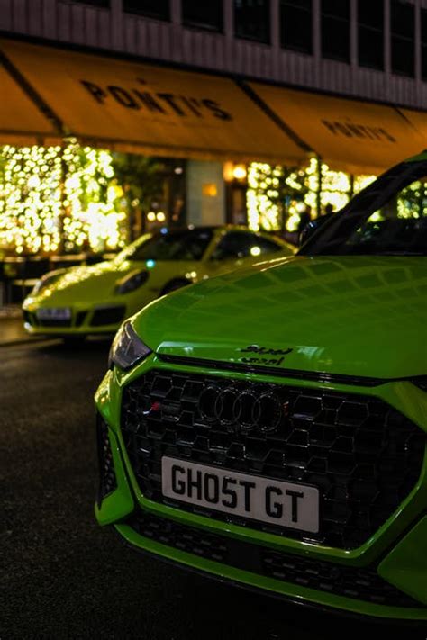Gt 거리 거리 사진 거리 스타일 네온 네온 그린 노란색 차 도시의 도시의 불빛 디자인 럭셔리 매끄러운 반사 표면 밤 밤문화 비싼 차 수직 쐈어