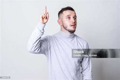 재미 있은 얼굴 젊은 남자 다름 위로 고 회색 배경 복사 공간을 통해 아이디어와 영감을 가리키기에 대한 스톡 사진 및 기타