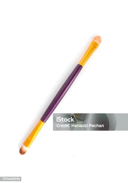 흰색 배경 클로즈업 분리 메이크업 브러시에 메이크업을위한 브러시 갈색에 대한 스톡 사진 및 기타 이미지 갈색 개인 장식품 그림자 Istock