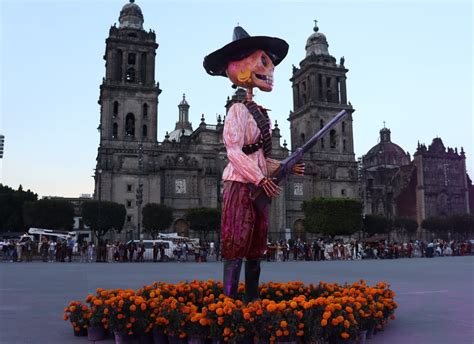 Inauguran Ofrenda Monumental en el Zócalo de la Ciudad de México en