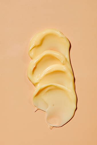 노란색 배경에 노란색 크림이 묻어 있습니다 뷰티 크림 얼룩 견본 크림 얼굴이나 몸을위한 로션 배경 주제에 대한 스톡 사진 및 기타 이미지 Istock