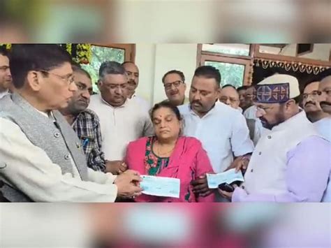 Oppn Congress Aap Slams Bjp After Video Of Up Ministers Photo Op