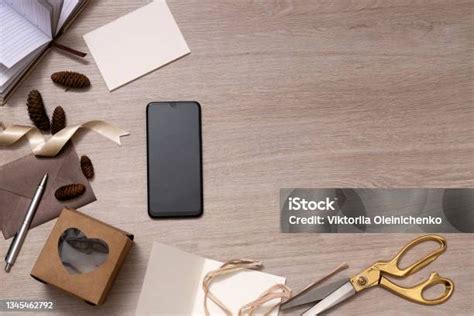 빈 화면나무 책상과 휴대 전화의 상단 보기 선물 상자 리본 콘 카드 가위 크리스마스 선물 구매 및 온라인 포장 빈 공간 0명에 대한 스톡 사진 및 기타 이미지 Istock