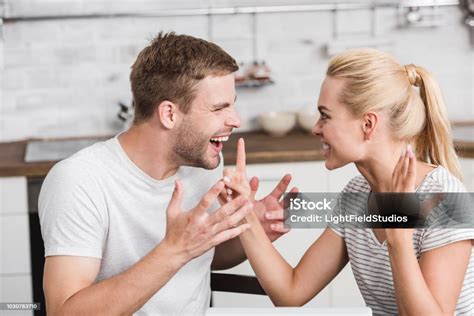 말다툼 하 고 부엌을 보고 서로 감정적인 젊은 부부의 모습 가정 생활에 대한 스톡 사진 및 기타 이미지 가정 생활 가정 주방 가정의 방 Istock