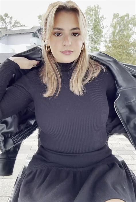 Paraplegic Modeling Outfit 中文