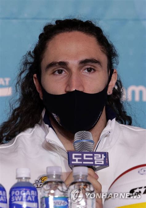이번 시즌 임하는 각오 밝히는 니콜라 연합뉴스