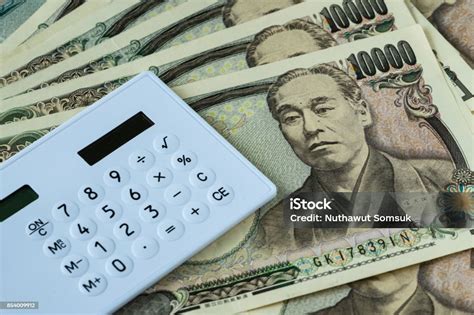 금융 안전 피난처 또는 세금 개념으로 일본 엔 지폐의 더미에 계산기 개념에 대한 스톡 사진 및 기타 이미지 개념 개체 그룹 검색 Istock