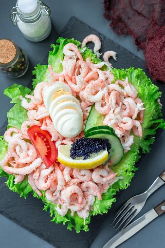 전통적인 풍미 있는 스웨덴 샌드위치 케이크 빵 새우 계란 캐 비어 딜 마요네즈 오이 상 추 수직 최고 Smorgastorta 보기 0명에 대한 스톡 사진 및 기타 이미지