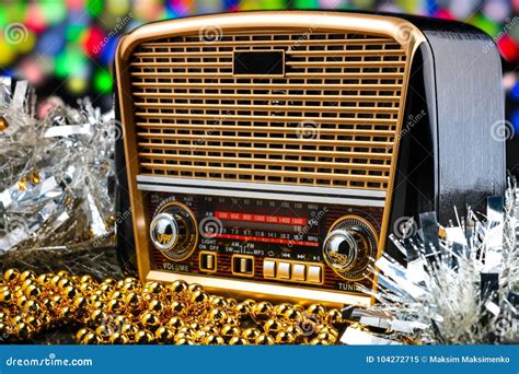 El Receptor De Radio En Estilo Retro Con Las Decoraciones De La Navidad