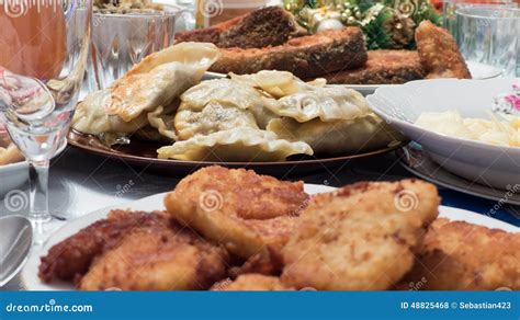 传统波兰圣诞前夕断送饺子 库存照片 图片 包括有 可口 牌照 节假日 膳食 正餐 传统 卡路里 48825468