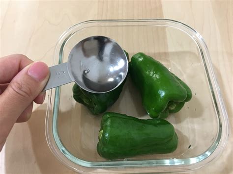 料理研究家リュウジさんのレシピ「まるごとピーマン」がスゴイ！ヘタも種も丸ごと食べられる！？