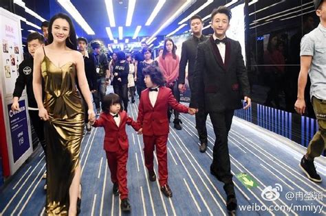 鄒市明嬌妻這低胸裝太前衛！一根肩帶吊著整件衣服！ 每日頭條